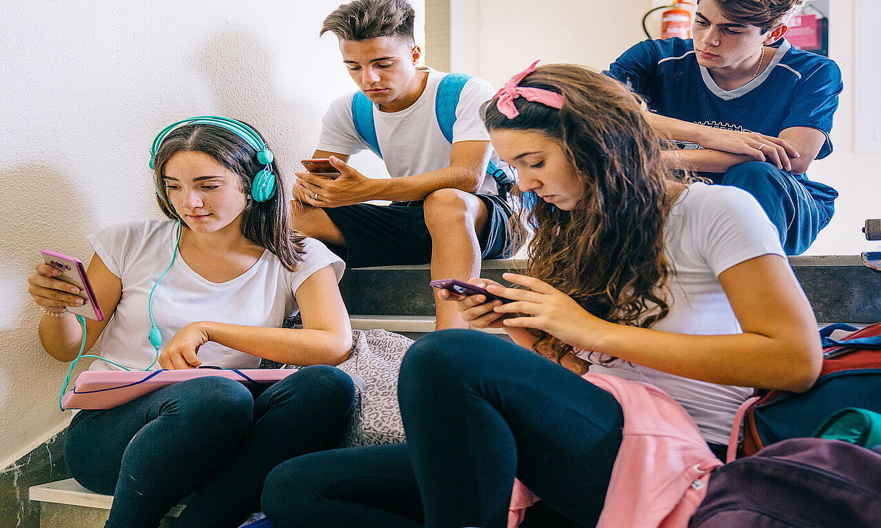 Ados et réseaux sociaux : 2 mini-conférences pour guider les familles à ...